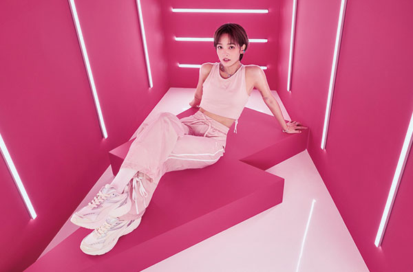 6F PUMA 每一步都踏在趨勢上！必收 PUMA MORPHIC 銀河系潮履 復古輪廓 x 金屬銀 Y2K 時髦代表作|最新活動內容|台北復興館|遠東SOGO百貨